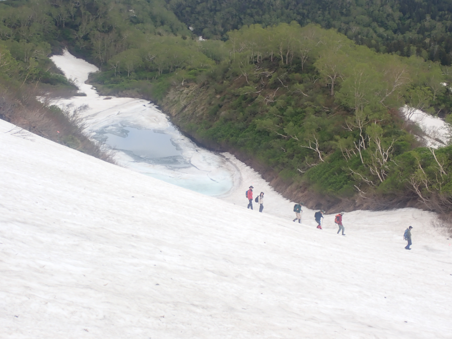 Hiking in the Daisetsuzan Range allows full immersion in nature, but ...